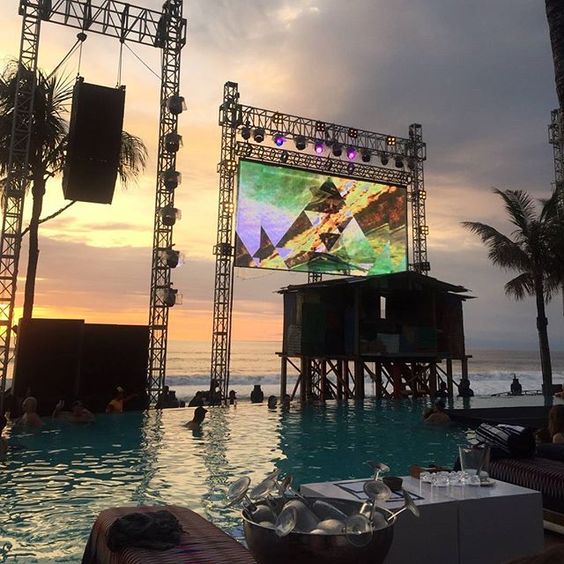 Top 3 Tips For an Epic New Year's Eve Poolside Party!