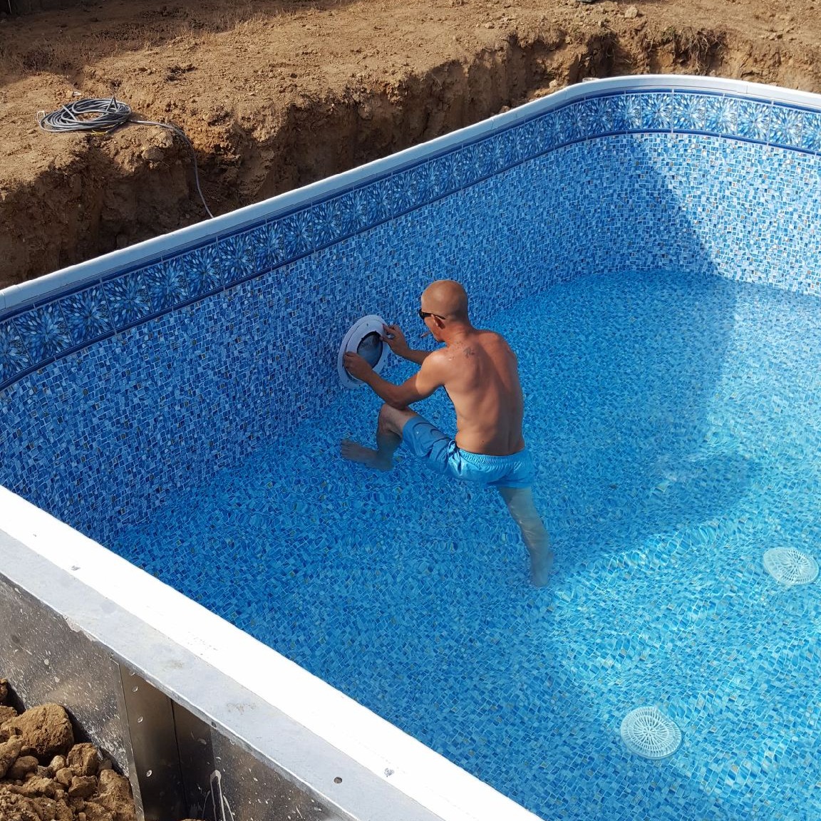 A Step-by-Step Guide on How To Install a Pool Light & Niche